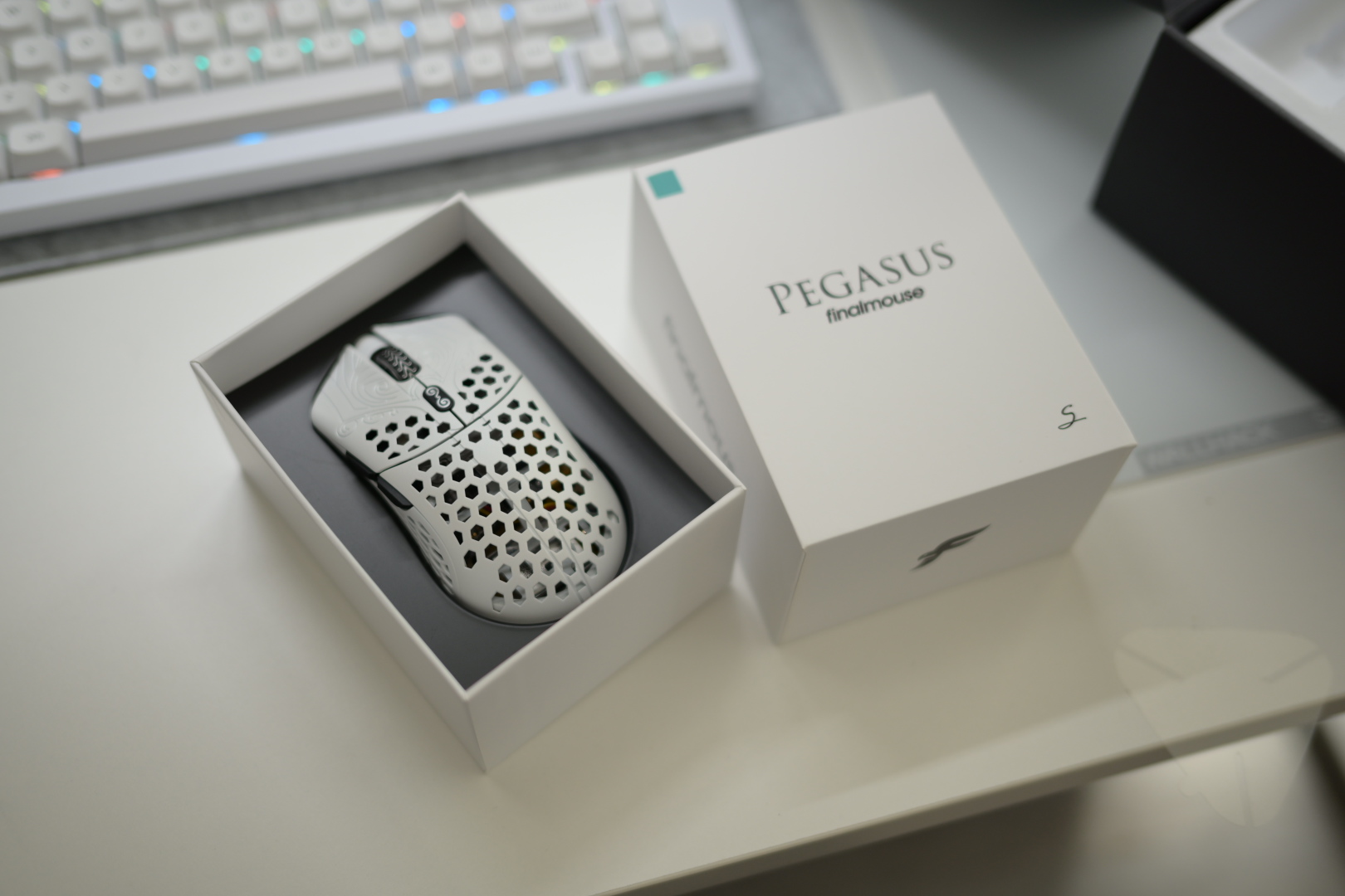 Finalmouse Starlight 12 Pegasus Sサイズ【レビュー】｜軽くてカッコイイ最強のマウスを紹介｜Sサイズは使いづらい ...