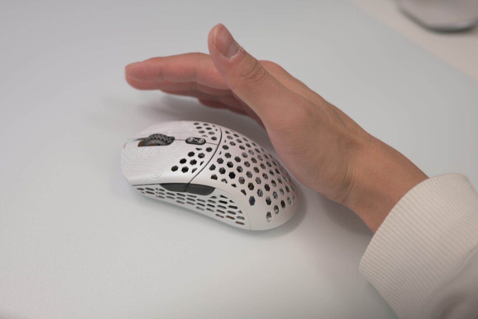 Finalmouse Starlight 12 Pegasus Sサイズ【レビュー】｜軽くてカッコイイ最強のマウスを紹介｜Sサイズは使いづらい ...