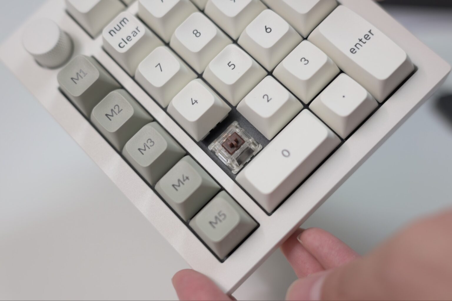 Keychron Q0 MAX【レビュー】｜テンキーを備えた打鍵感最高の「無線」左手デバイス | まちろぐ