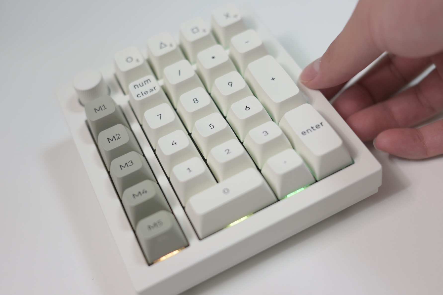 Keychron Q0 MAX【レビュー】｜テンキーを備えた打鍵感最高の「無線」左手デバイス | まちろぐ